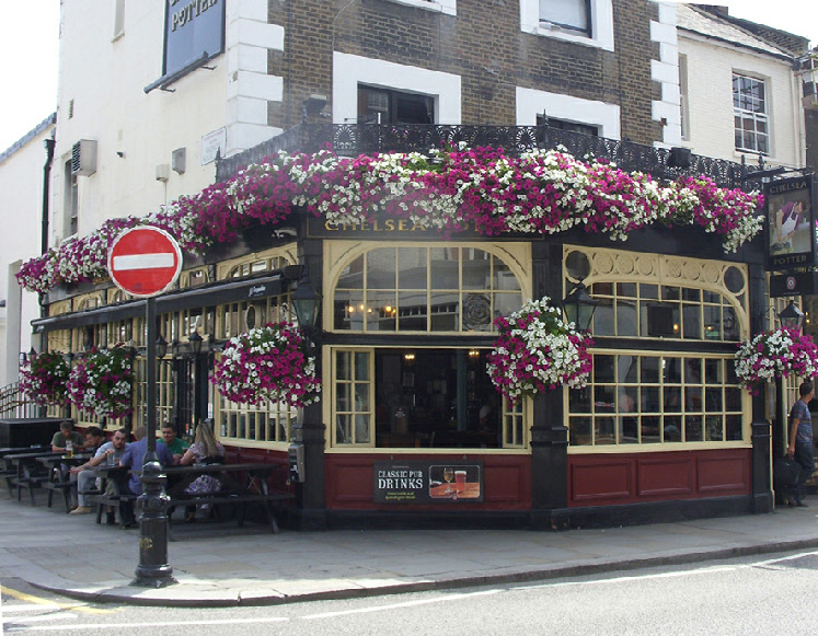 'Chelsea Potter' pub on King's Road in Chelsea